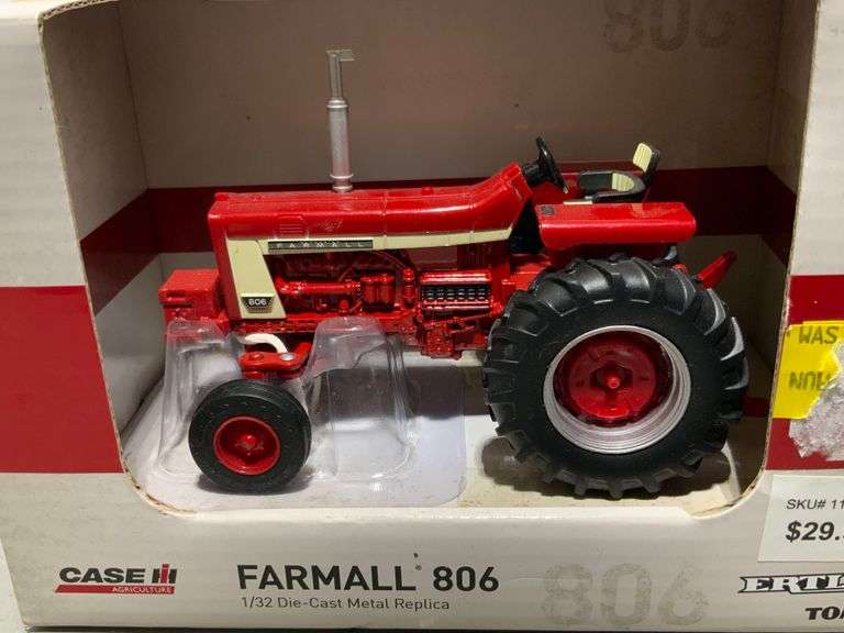 1/32 Case IH Farmall 806 - Hamilton-Maring Auction Group