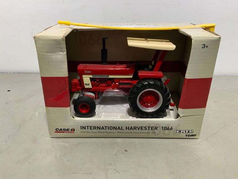 1/32 Case IH International Harvester 1066 - Hamilton-Maring Auction Group
