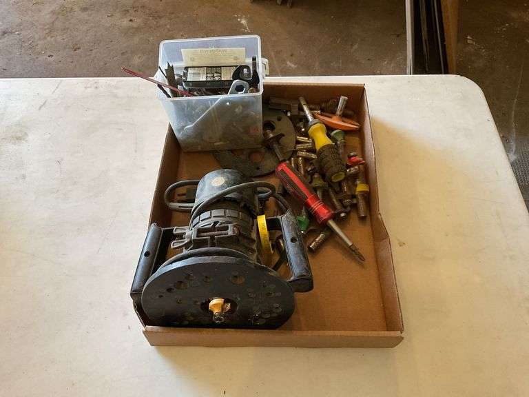 Black & decker router & bits - Hamilton-Maring Auction Group
