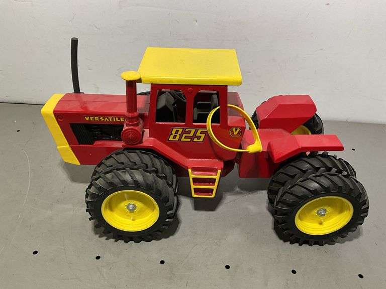 Versatile 825 tractor 1/16 scale - Hamilton-Maring Auction Group