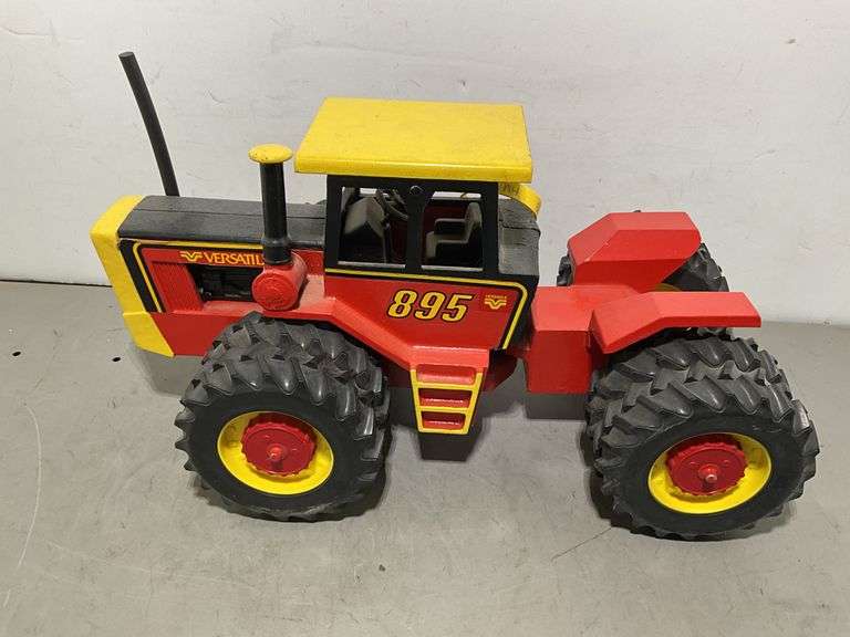 Versatile 895 tractor, 1/16 scale - Hamilton-Maring Auction Group