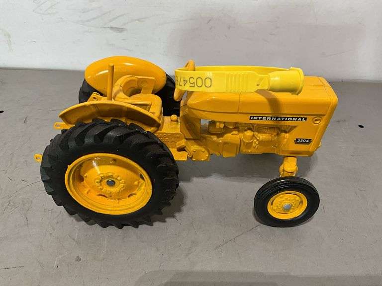 International 2504 industrial tractor, 1/16 scale - Hamilton-Maring ...