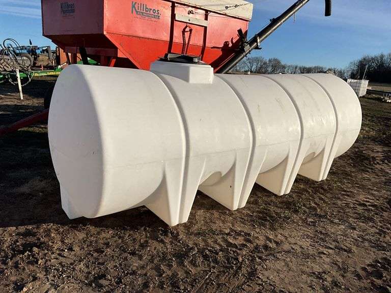 1010 gallon poly tank - Hamilton-Maring Auction Group