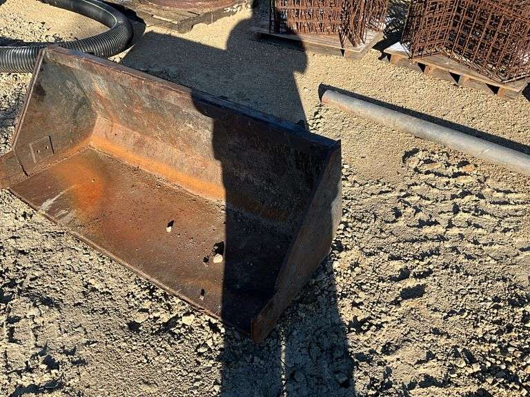 Quick tach bucket for skid loader - Hamilton-Maring Auction Group