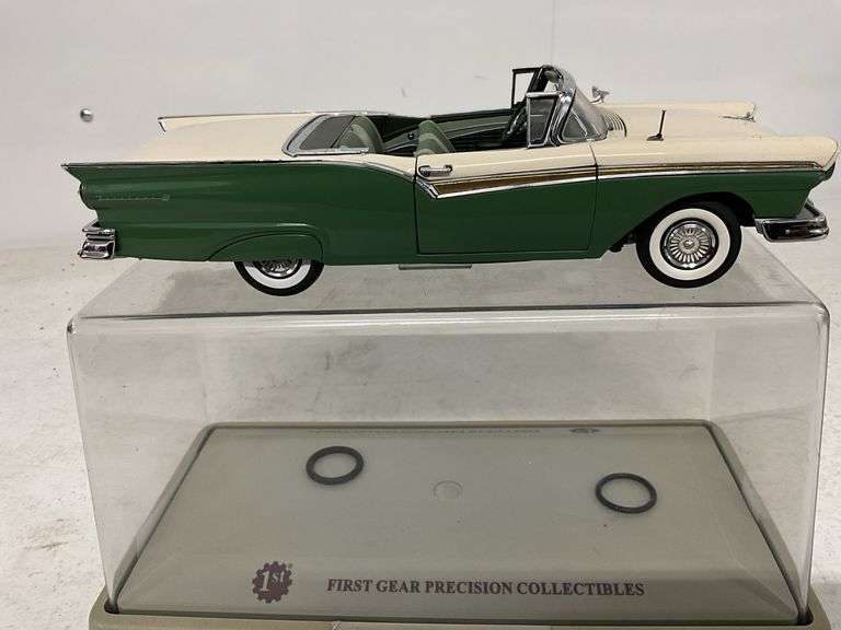 Danbury Mint 1957 Ford Fairlane 500 Skyliner, 1/18 - Hamilton-Maring ...