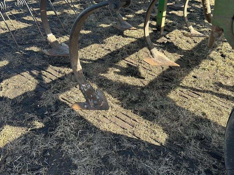 John Deere 960 Field Cultivator, 30', Hydraulic Fold, Good Sweeps ...