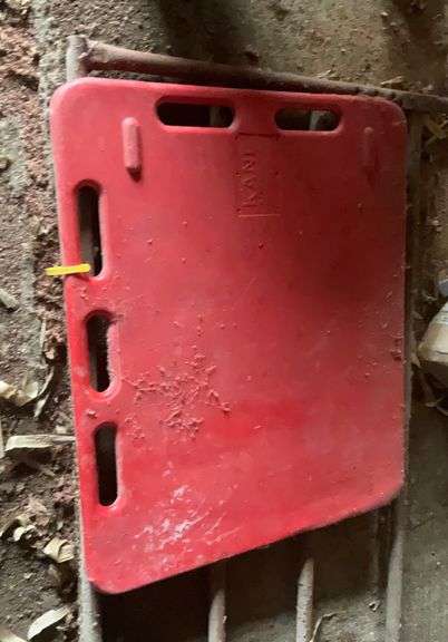 Pig gate, poly pig sorting board - Hamilton-Maring Auction Group