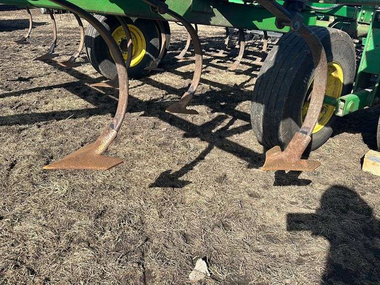 John Deere 960 Field Cultivator, 30', Hydraulic Fold, Good Sweeps ...