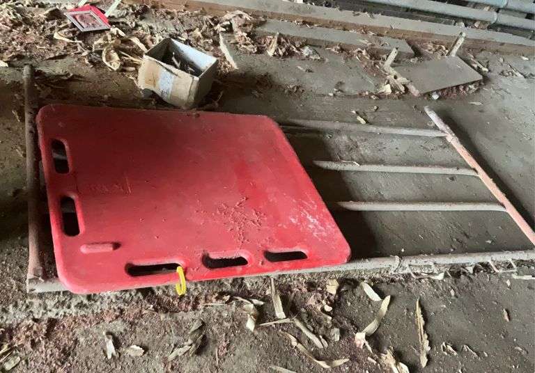 Pig gate, poly pig sorting board - Hamilton-Maring Auction Group