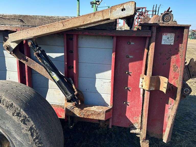2006 Hagedorn Hydro-Push Manure Spreader, 450 Bu, 2 Beaters, Poly Floor ...