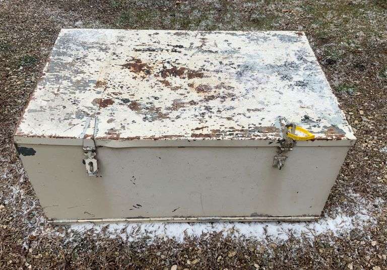 Metal chest - Hamilton-Maring Auction Group