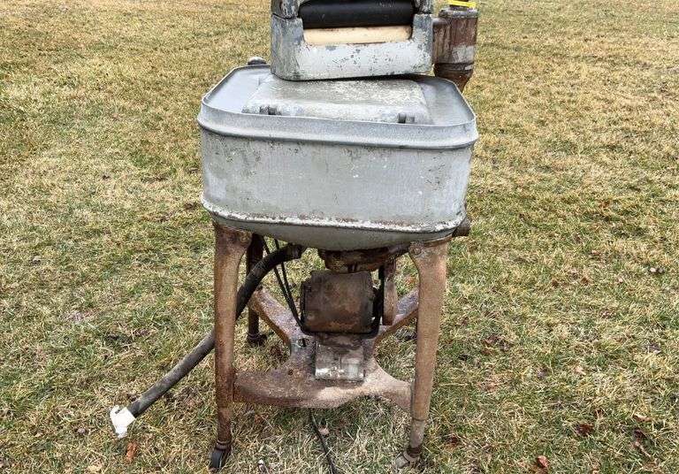 Vintage washing machine with roller, electric driven - Hamilton-Maring ...