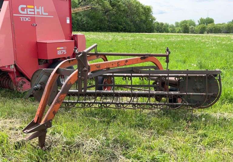 New Idea model 402, 5 bar hay rake, belt driven - Hamilton-Maring ...