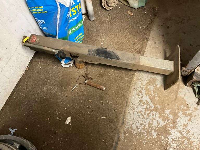 Bulldog implement jack, front office - Hamilton-Maring Auction Group