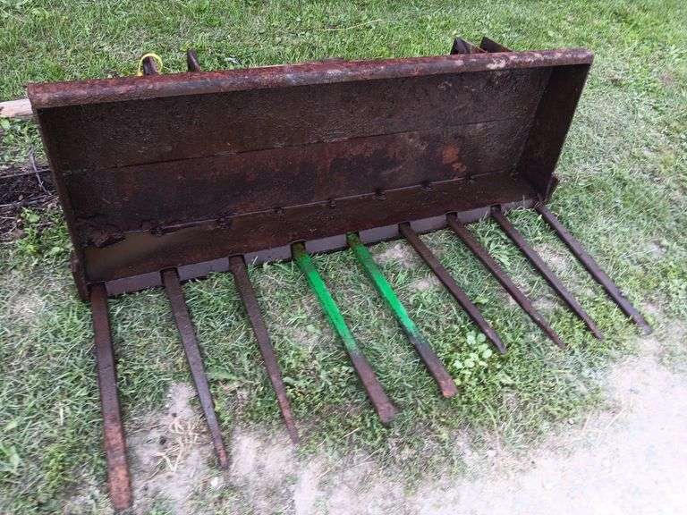 John Deere Manure bucket - Hamilton-Maring Auction Group