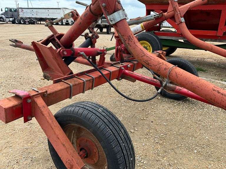 Gehl 420 Wheel Rake - Hamilton-Maring Auction Group