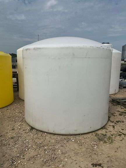 2000 gal poly tank with cover - Hamilton-Maring Auction Group
