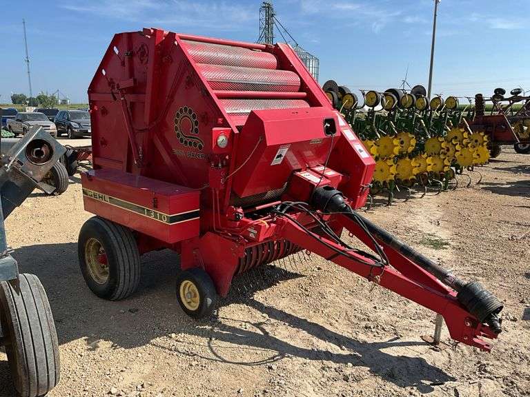 Gehl 1310 round baler, twine, very little use; * - Hamilton-Maring ...