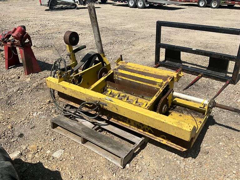 Lindquist adapter for JD cornhead to a class chopp - Hamilton-Maring ...