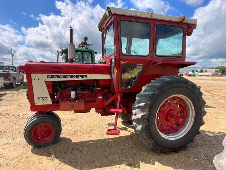 International 806 tractor, cab, narrow front, gas, - Hamilton-Maring ...