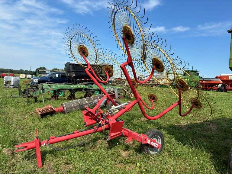 Tonutti 8 Wheel Rake, Hydraulic Lift - Hamilton-Maring Auction Group