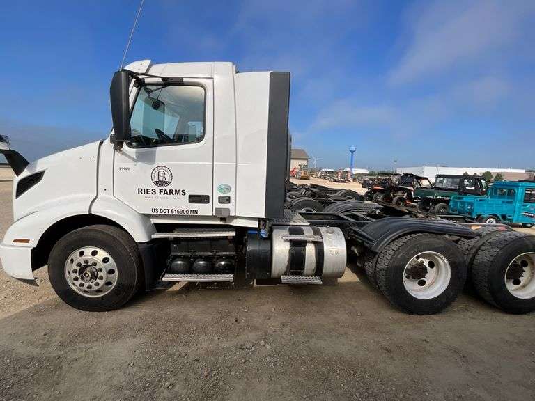 ***2019 Volvo VNR DS, automatic, 654K miles; air r - Hamilton-Maring ...