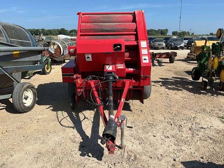 Gehl 1310 round baler, twine, very little use; * - Hamilton-Maring ...