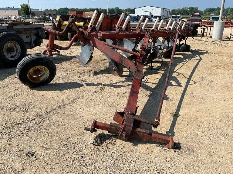 International 710 Plow - Hamilton-Maring Auction Group