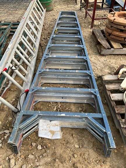 10' twin-step step ladder - Hamilton-Maring Auction Group