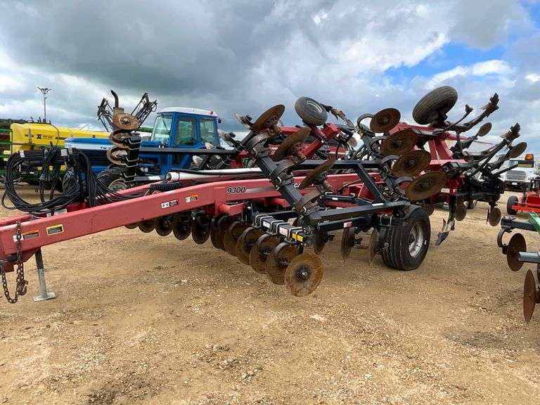 Case IH 9300 9 shank ripper, lead shanks, cover bo - Hamilton-Maring ...