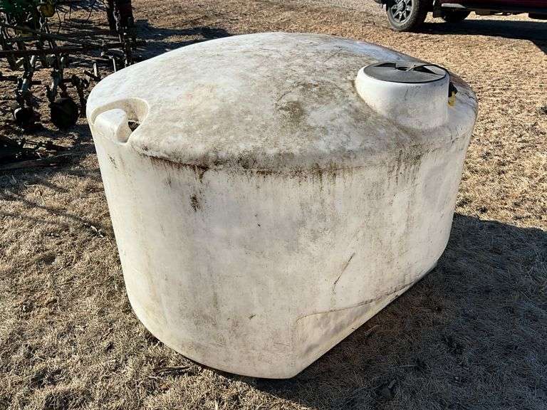 Poly water tank, 400 gal. - Hamilton-Maring Auction Group