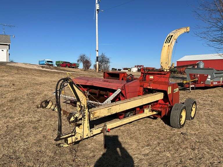 Gehl 1200 Forage Chopper with Hay and 2 row corn h - Hamilton-Maring ...