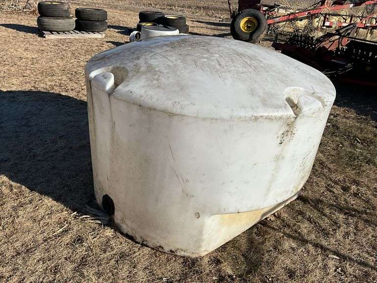 Poly water tank, 400 gal. - Hamilton-Maring Auction Group