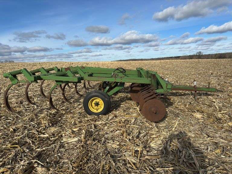 John Deere 712 Disc Chisel Plow, 13 Shank, 16' Wor - Hamilton-Maring ...