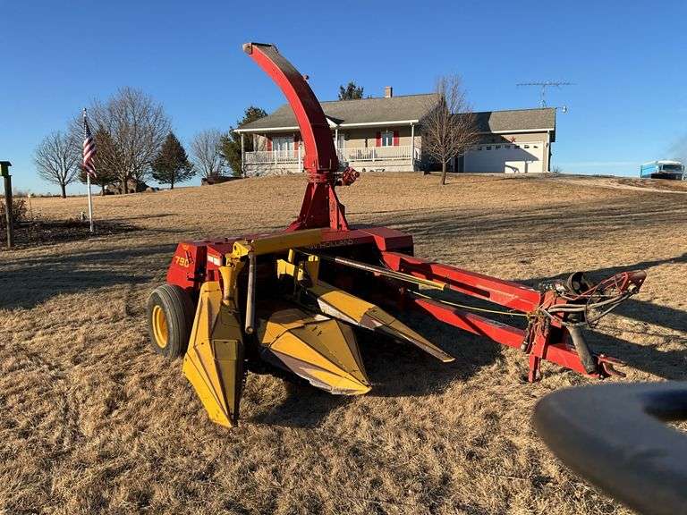 New Holland 790 Forage chopper with 2 row corn hea - Hamilton-Maring ...