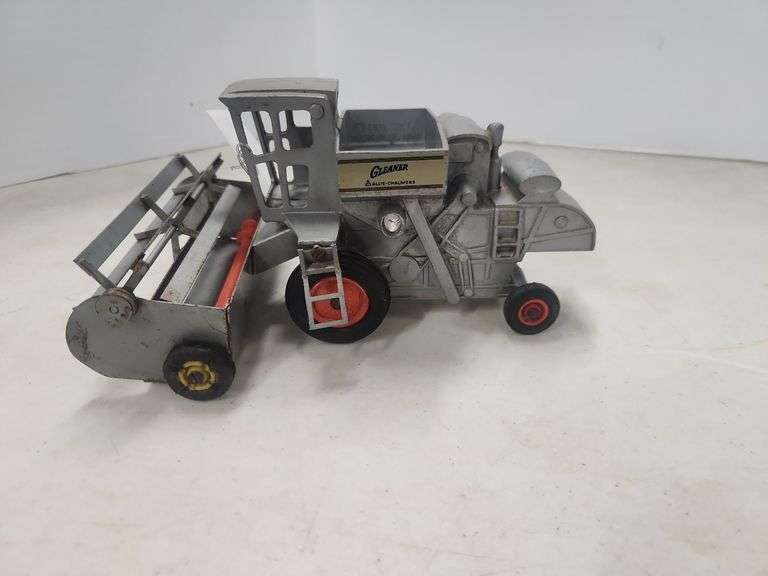 Ertl 1:32 Gleaner G Combine,Metal Head - Hamilton-Maring Auction Group