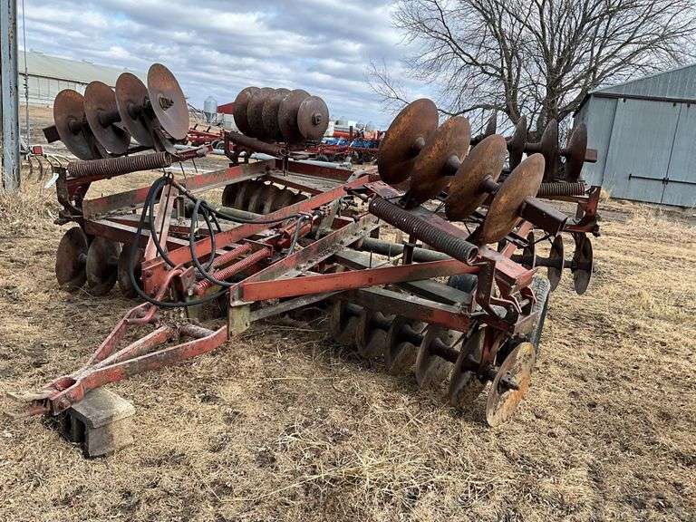 IH 470 Disc, Manual Fold, 19', Tandem - Hamilton-Maring Auction Group