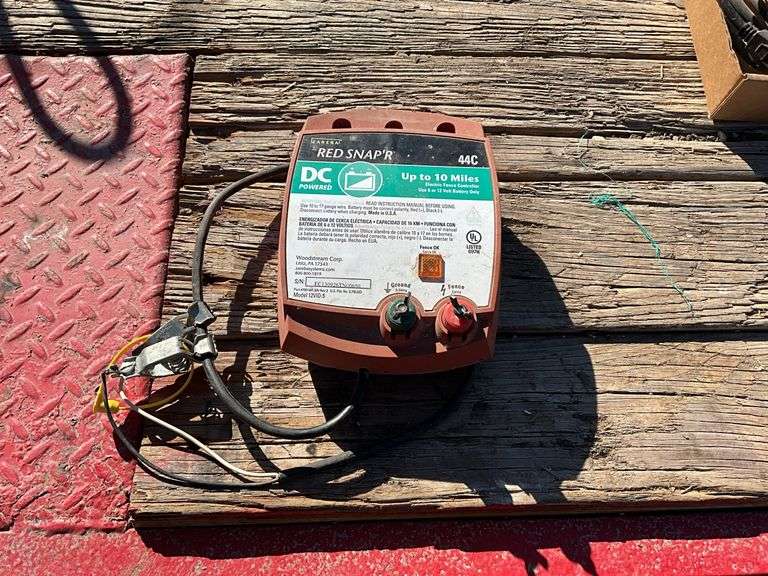 DC electric fencer - Hamilton-Maring Auction Group