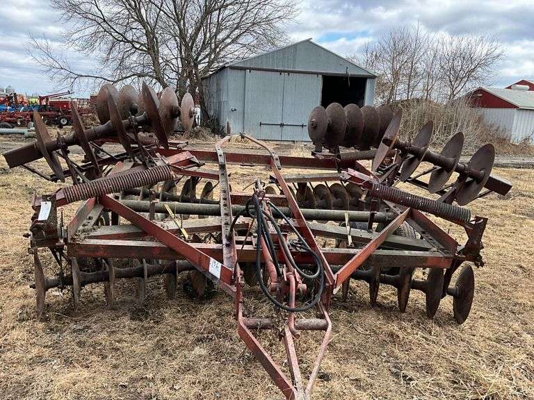 IH 470 Disc, Manual Fold, 19', Tandem - Hamilton-Maring Auction Group