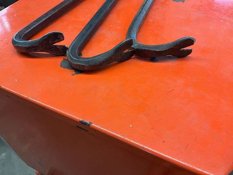 3 wrecking bars - Hamilton-Maring Auction Group