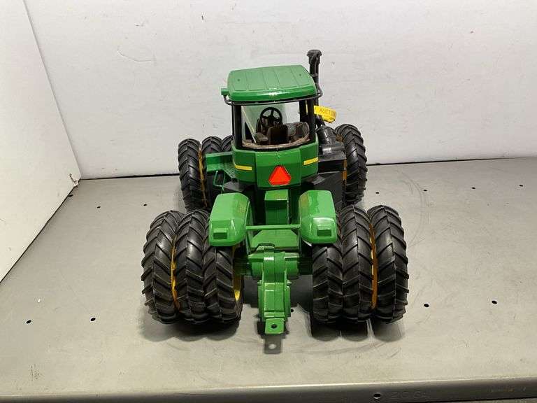 John Deere 9200 Tractor 1/16 Scale - Hamilton-Maring Auction Group