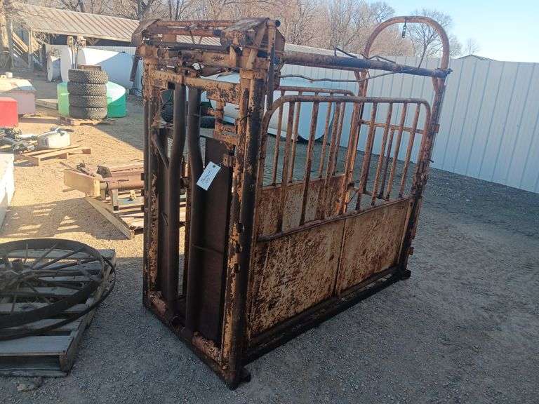 Portable squeeze chute/ head gate - Hamilton-Maring Auction Group