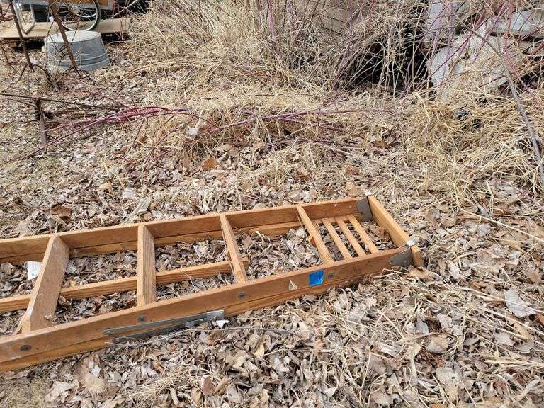 8' wooden step ladder - Hamilton-Maring Auction Group