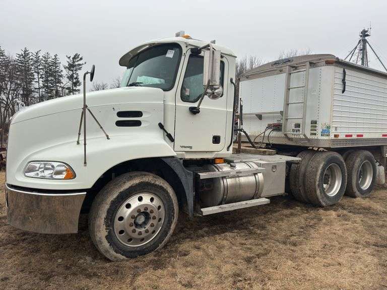 2007 Mack Vision Day Cab Semi Tractor, 327,82 - Hamilton-Maring Auction ...