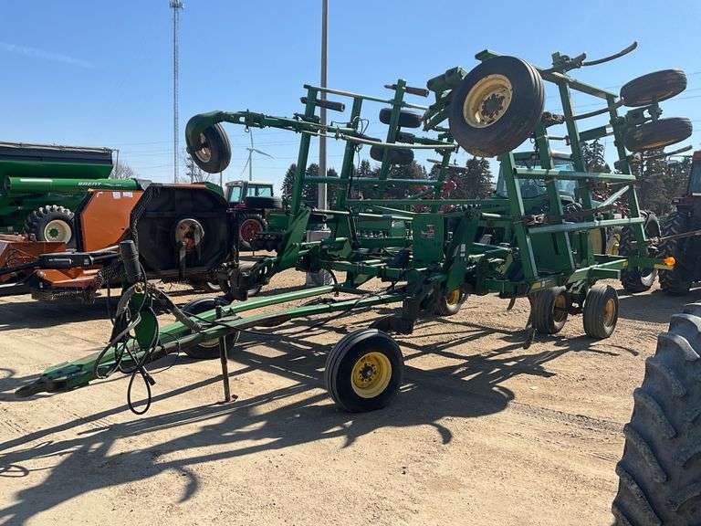 John Deere 2410 28ft Chisel Plow - Hamilton-Maring Auction Group