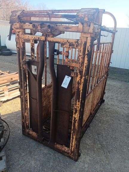 Portable squeeze chute/ head gate - Hamilton-Maring Auction Group