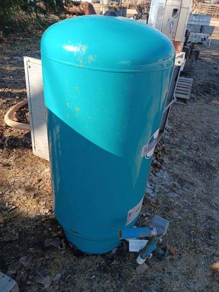 Well-Rite 62 Gallon Pressure Tank - Hamilton-Maring Auction Group
