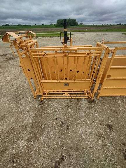 Foremost calf table, calf chute/alley/trailer - Hamilton-Maring Auction ...