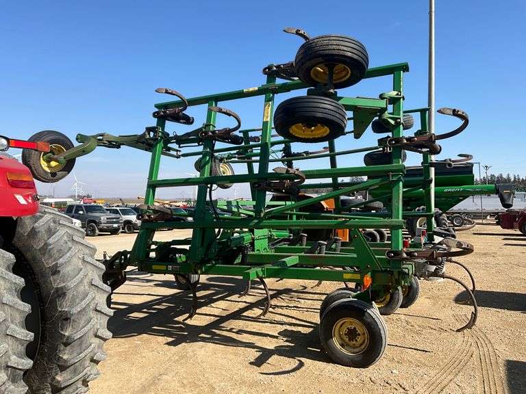 John Deere 2410 28ft Chisel Plow - Hamilton-Maring Auction Group