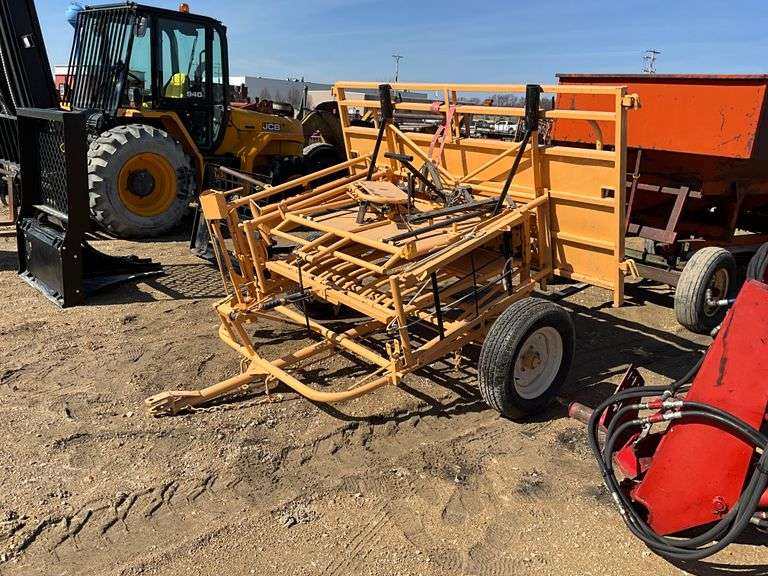 Foremost calf table, calf chute/alley/trailer - Hamilton-Maring Auction ...